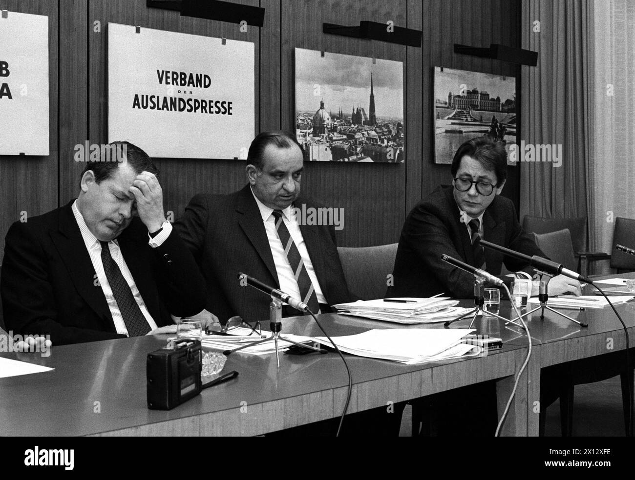 Federal Chancellor Fred Sinowatz (c.), minister of finance Franz ...