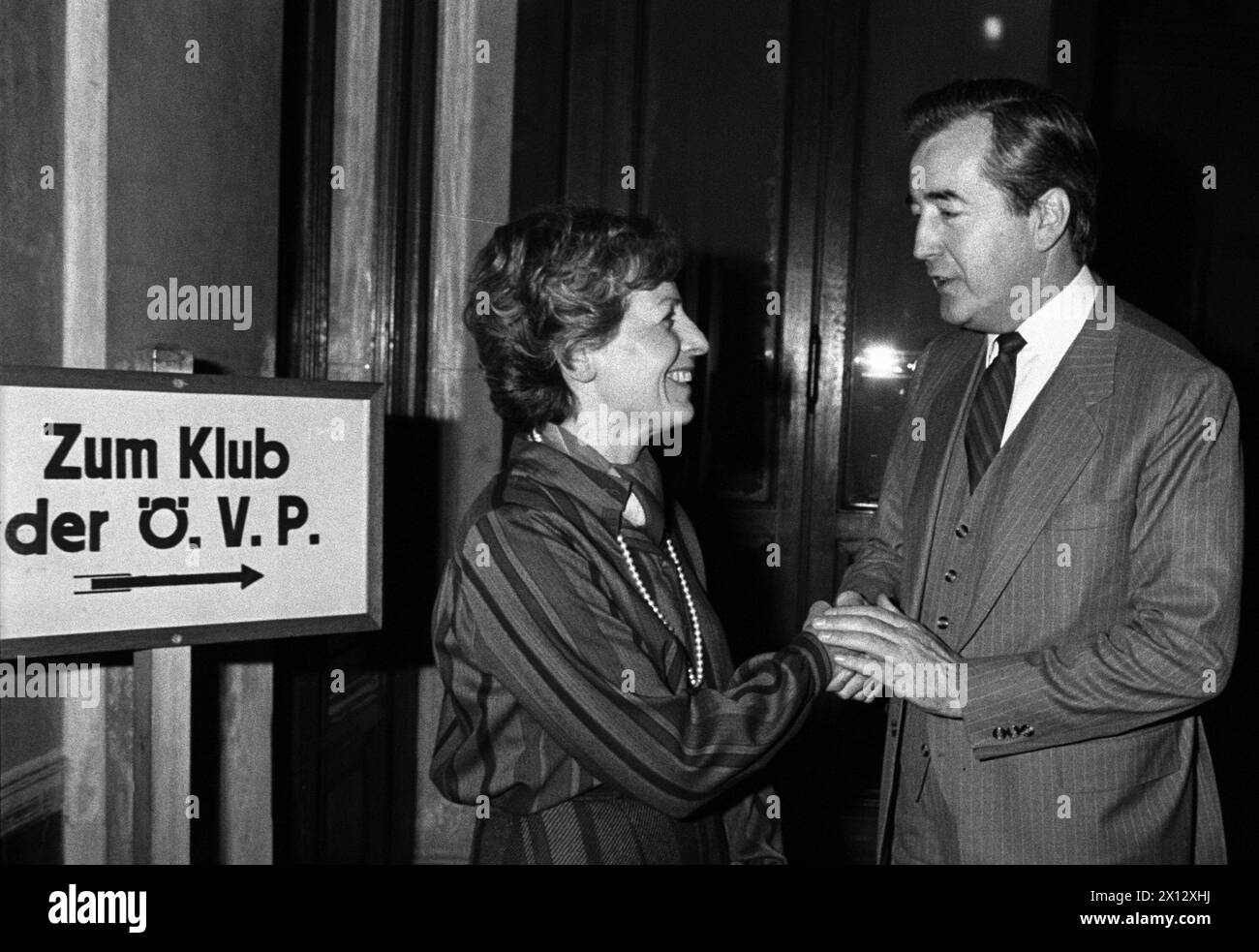 Vienna on 18 February 1986: OEVP-chairman Alois Mock congratulates ...