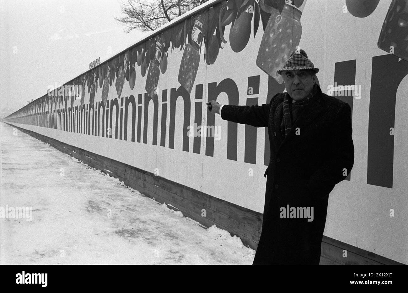 Vienna's mayor Helmut Zilk posing in front of the longest advertisement ...