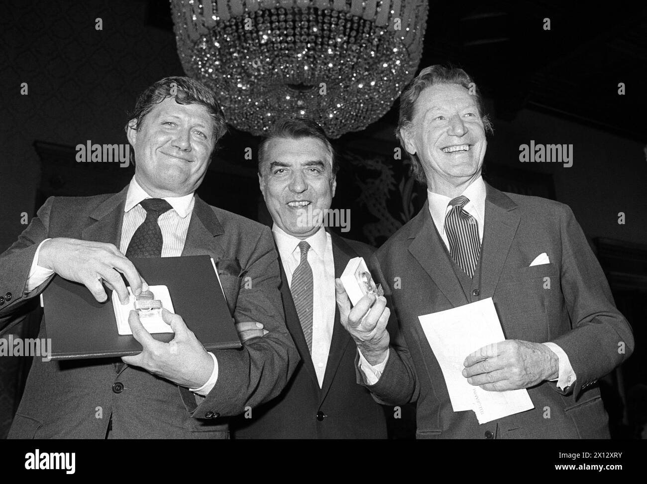 Vienna's mayor Helmut Zilk (c.) hands over the Johann-Nestroy-Ring of ...
