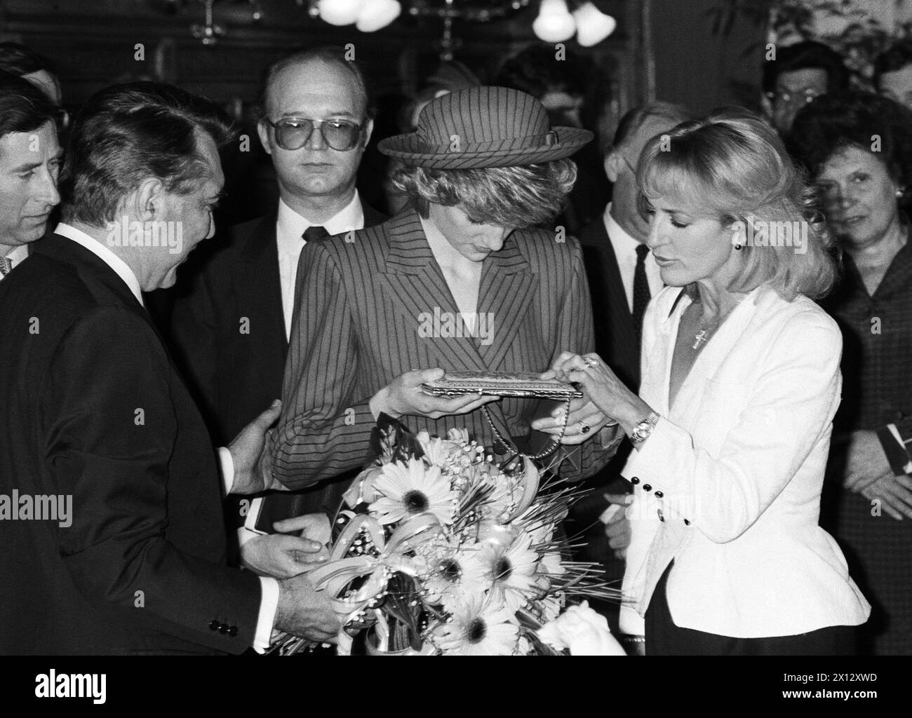 Vienna's mayor Helmut Zilk, Prince Charles (l.), Lady Diana (c.) and ...