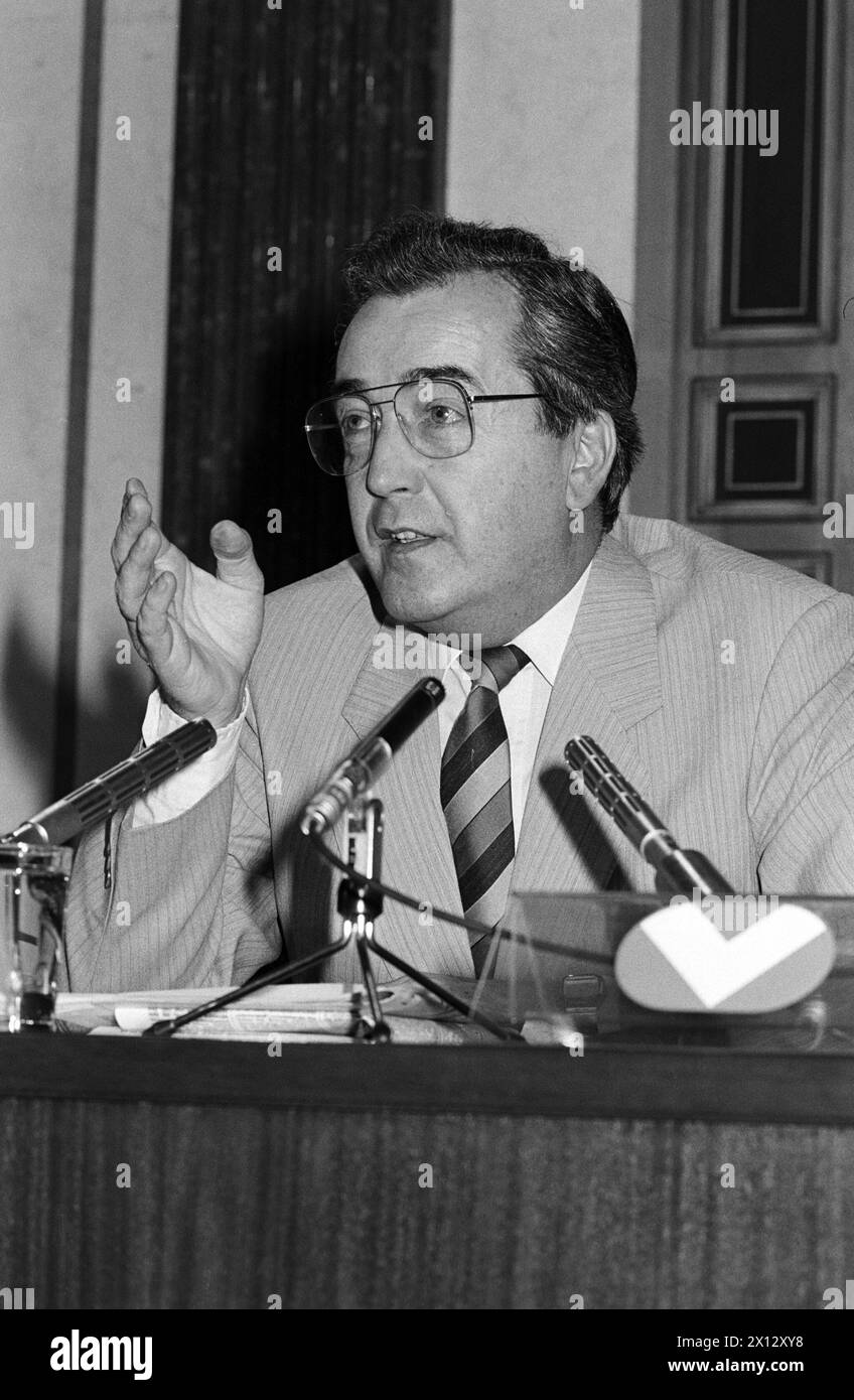 OEVP-chairman Alois Mock during the final press conference concerning ...