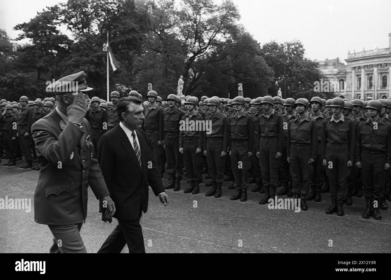Vienna on May 16th 1986: Vienna's mayor Helmut Zilk and Commandant Karl ...