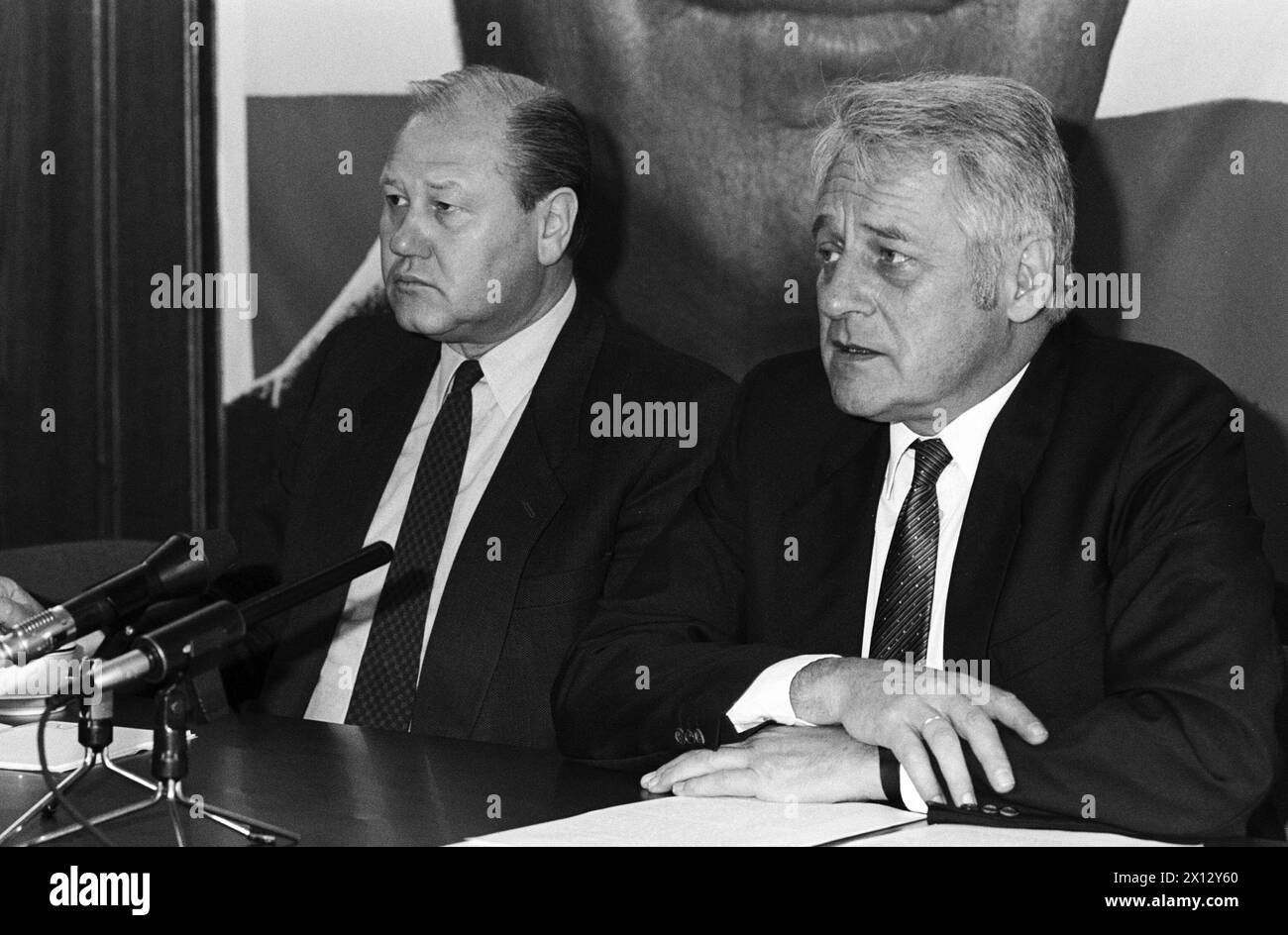 Austrian foreign minister Leopold Gratz (r.) and Austria's minister of ...