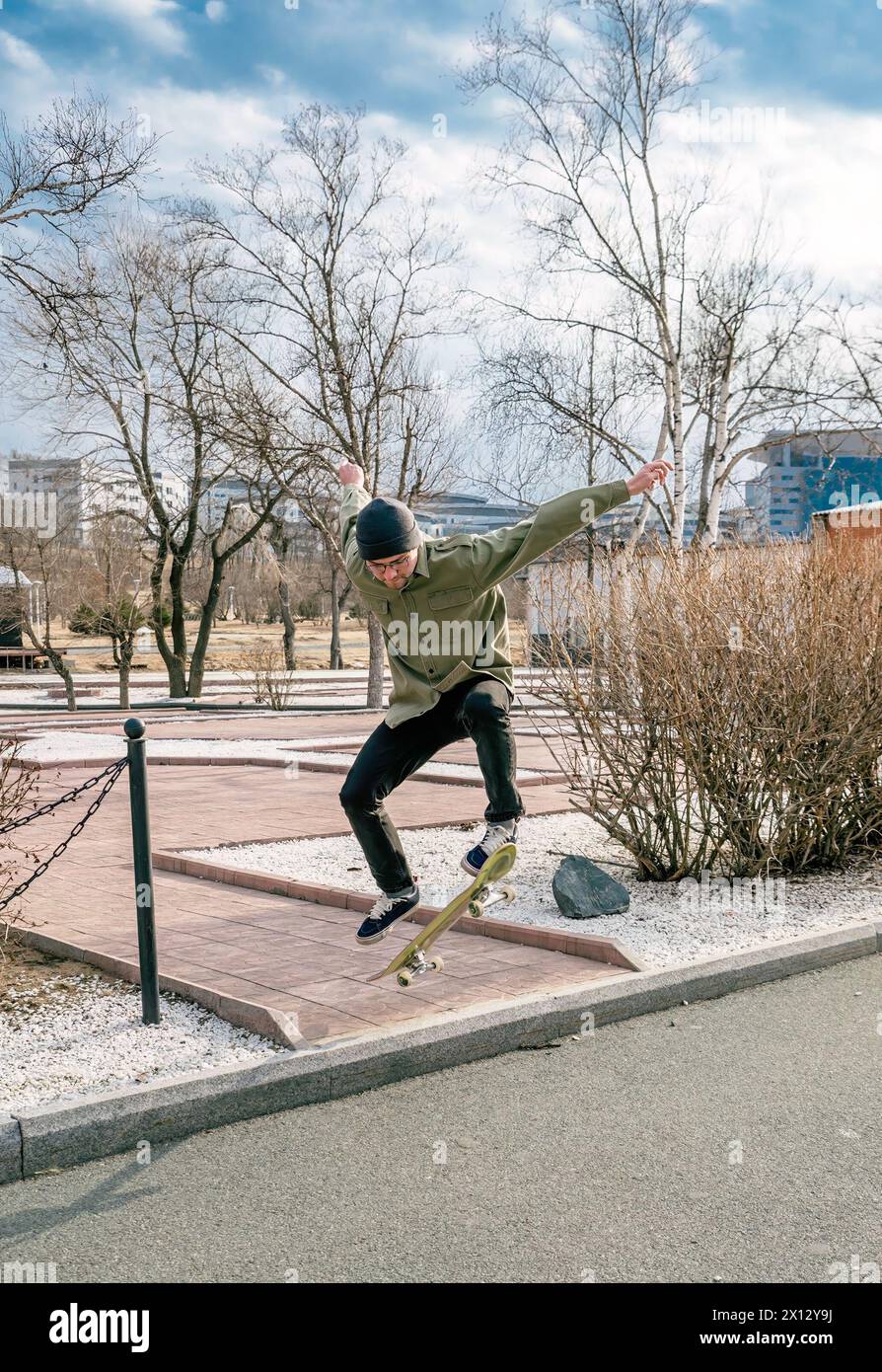 Skateboarder making tricks hi-res stock photography and images - Alamy