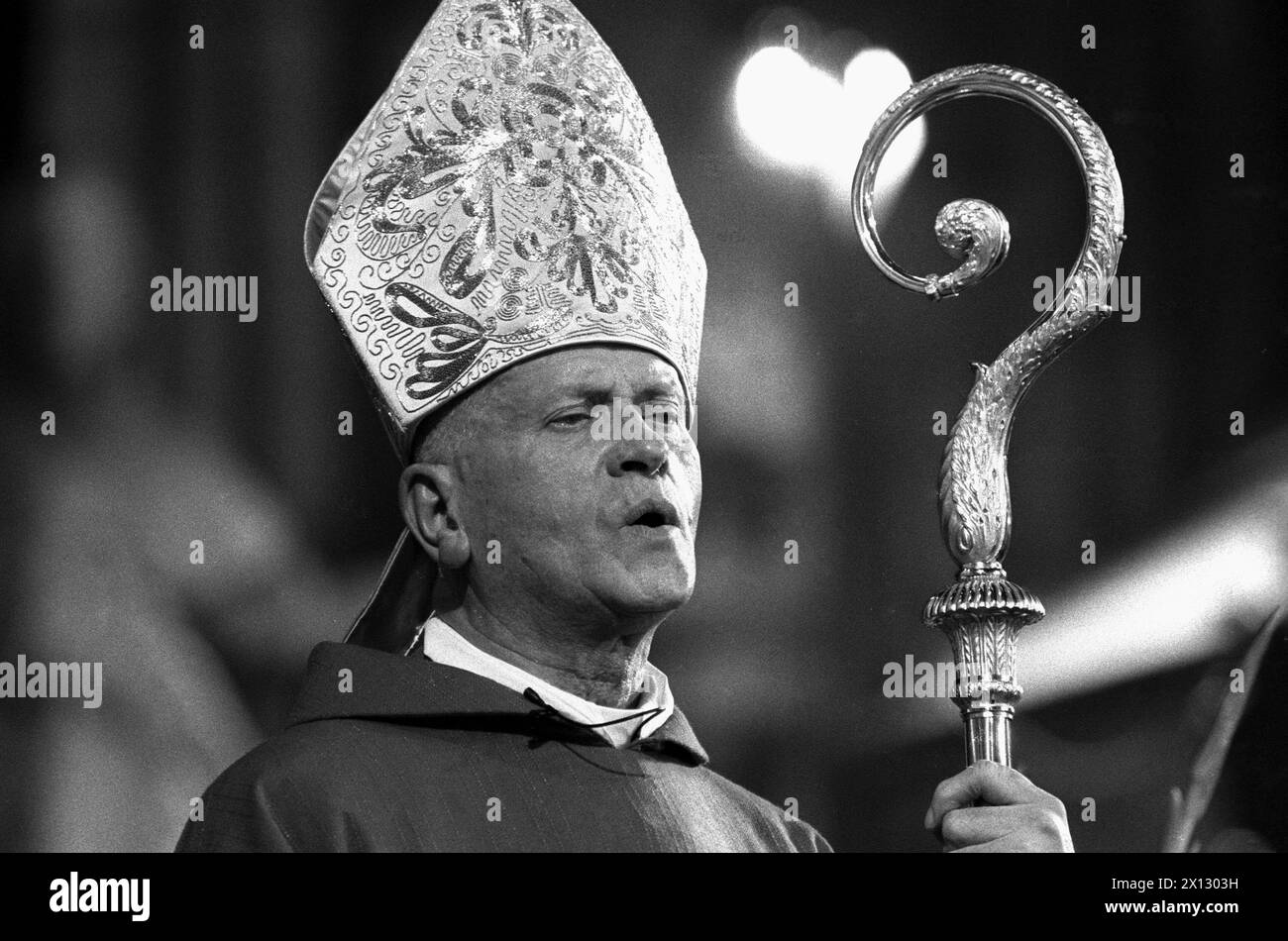 Consecration mass Black and White Stock Photos & Images - Alamy