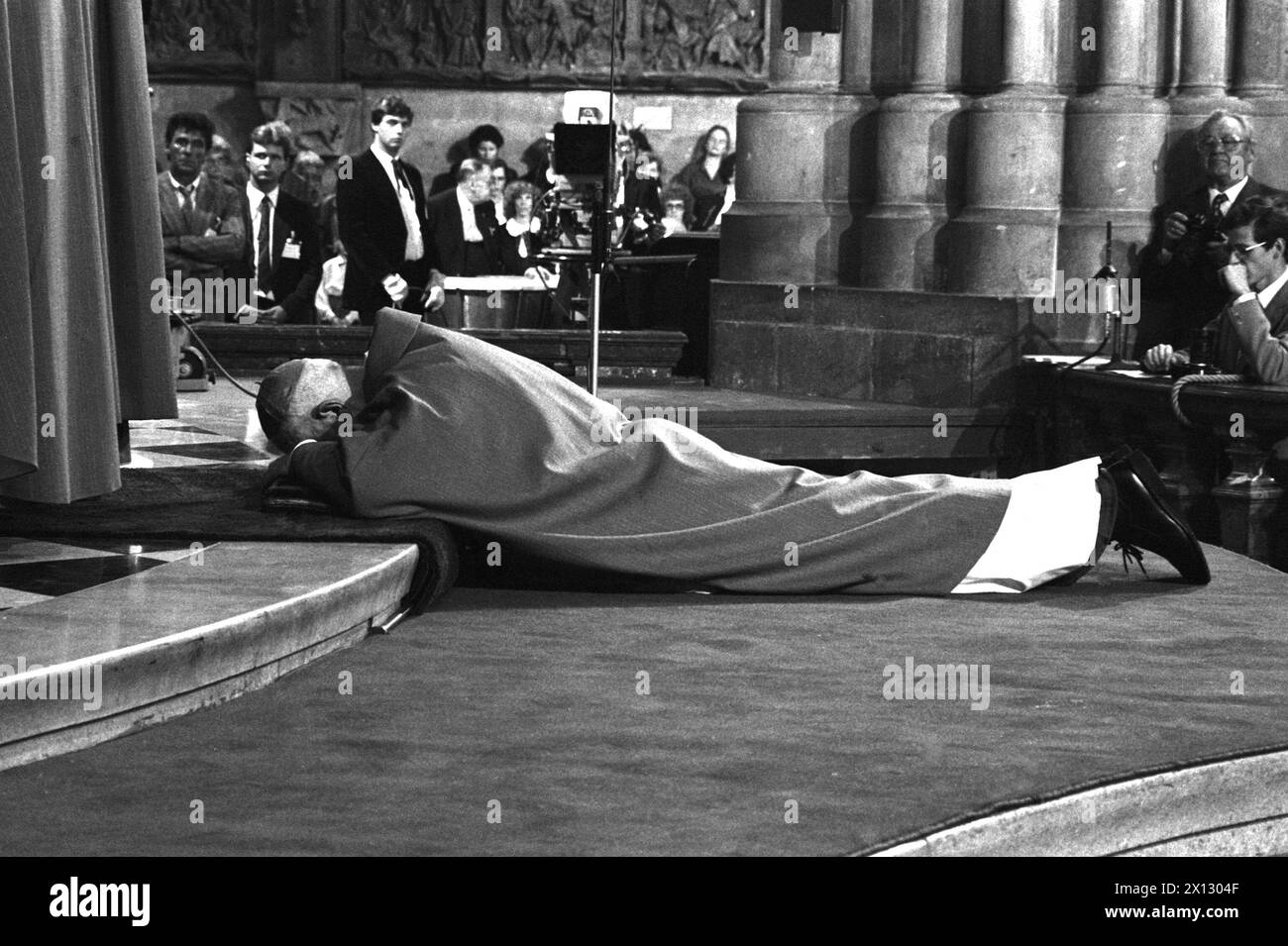 Consecration mass Black and White Stock Photos & Images - Alamy