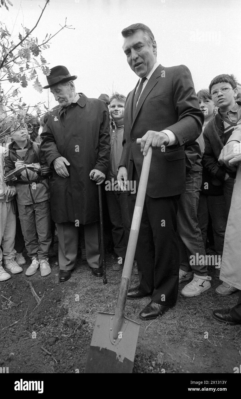Mayor of Vienna, Helmut Zilk (r.) and former Mayor Bruno Marek (l ...