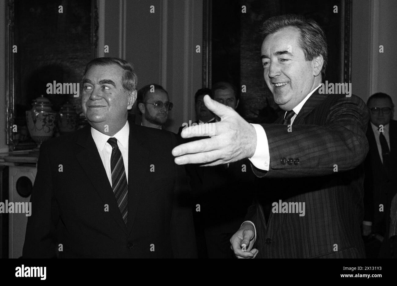 Austria's Foreign Minister Alois Mock (r.) welcomes his Czechoslovakian ...