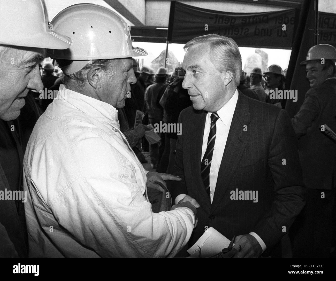 The photo was taken on October 27th 1987 on the occasion of the party ...