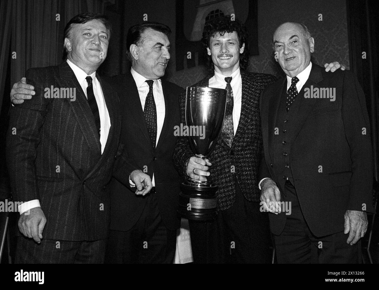 Vienna on November 24th 1987: Vienna's mayor Helmut Zilk hands over a ...