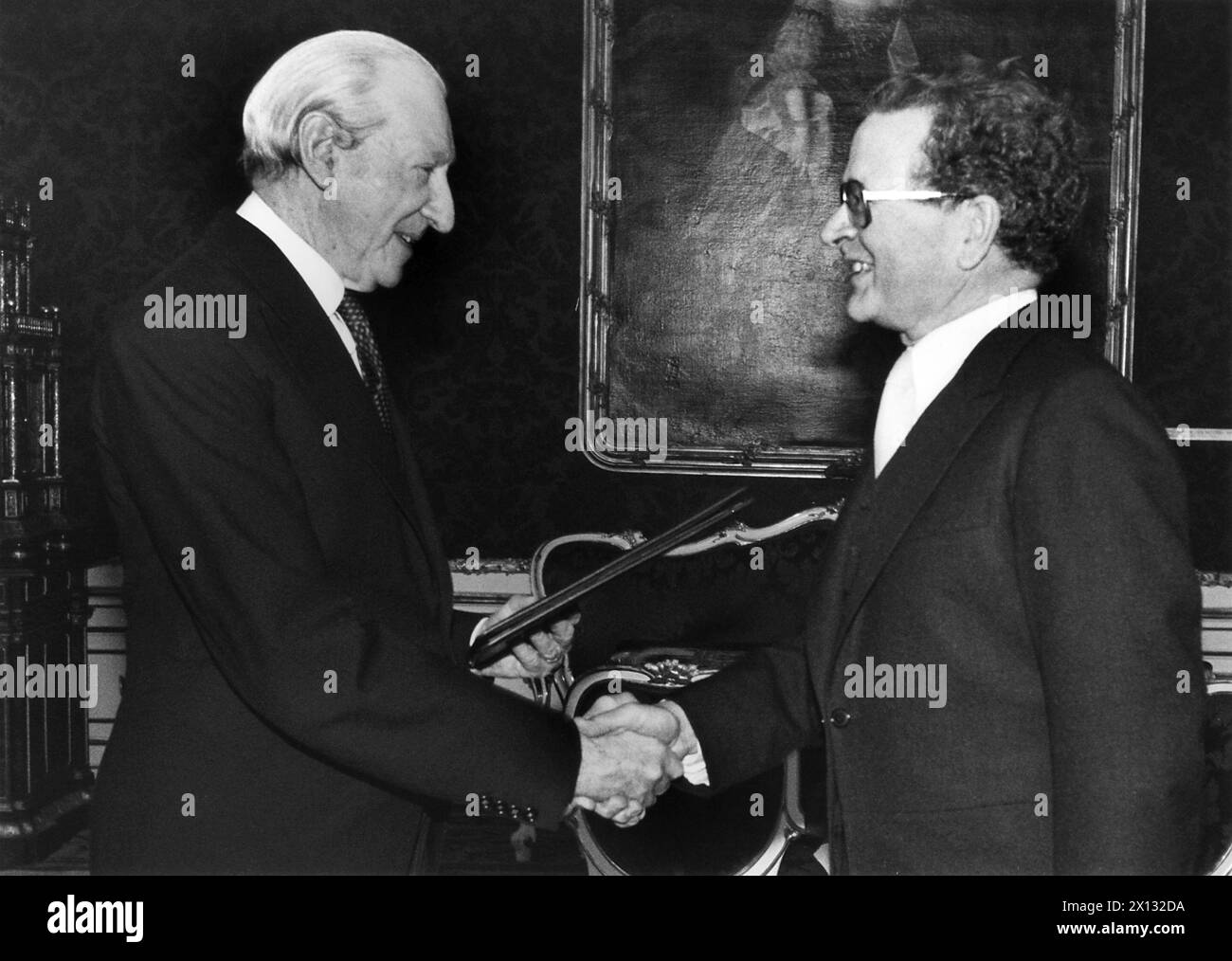 Herbert Kohlmaier (r.) takes oath of his new office as People's ...