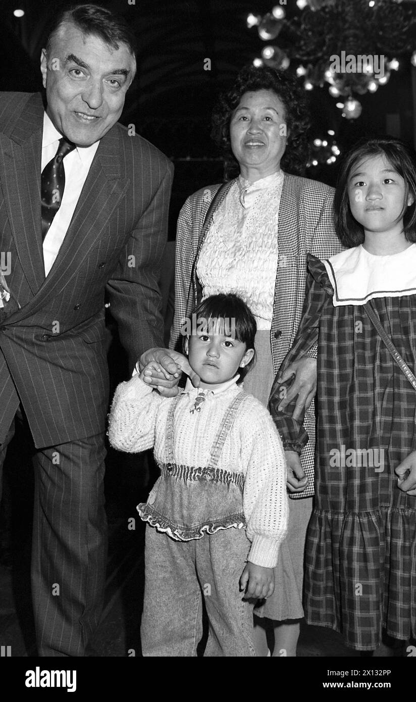 Vienna's mayor Helmut Zilk poses with a Chinese immigrant, her daugther ...