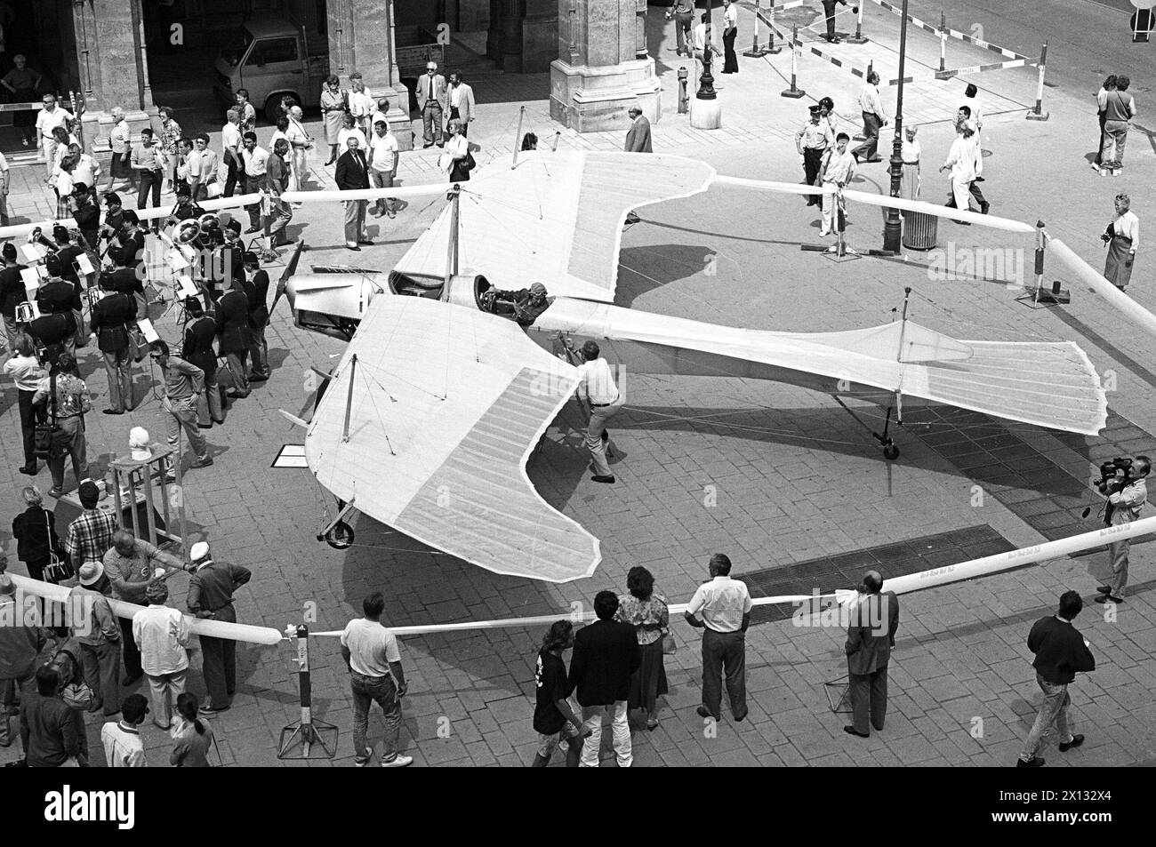 Vienna on June 15th 1988: Presentation of a replica of the historic ...