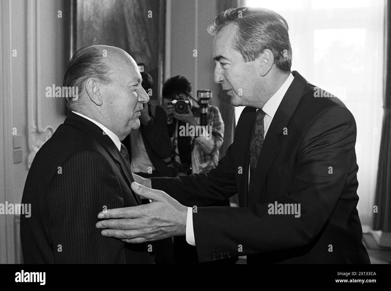 Austria's Foreign Minister Alois Mock (r.) welcomes the Hungarian ...
