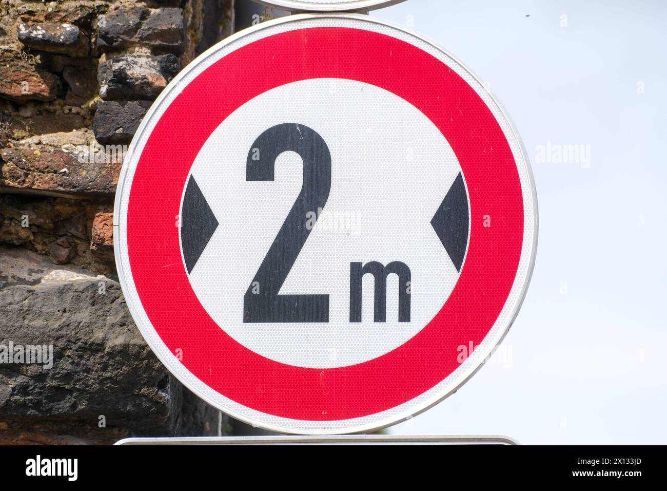 Dormagen 15.04.2024 Engstelle Auto KFZ 2 Meter 2m Hinweisschild ...