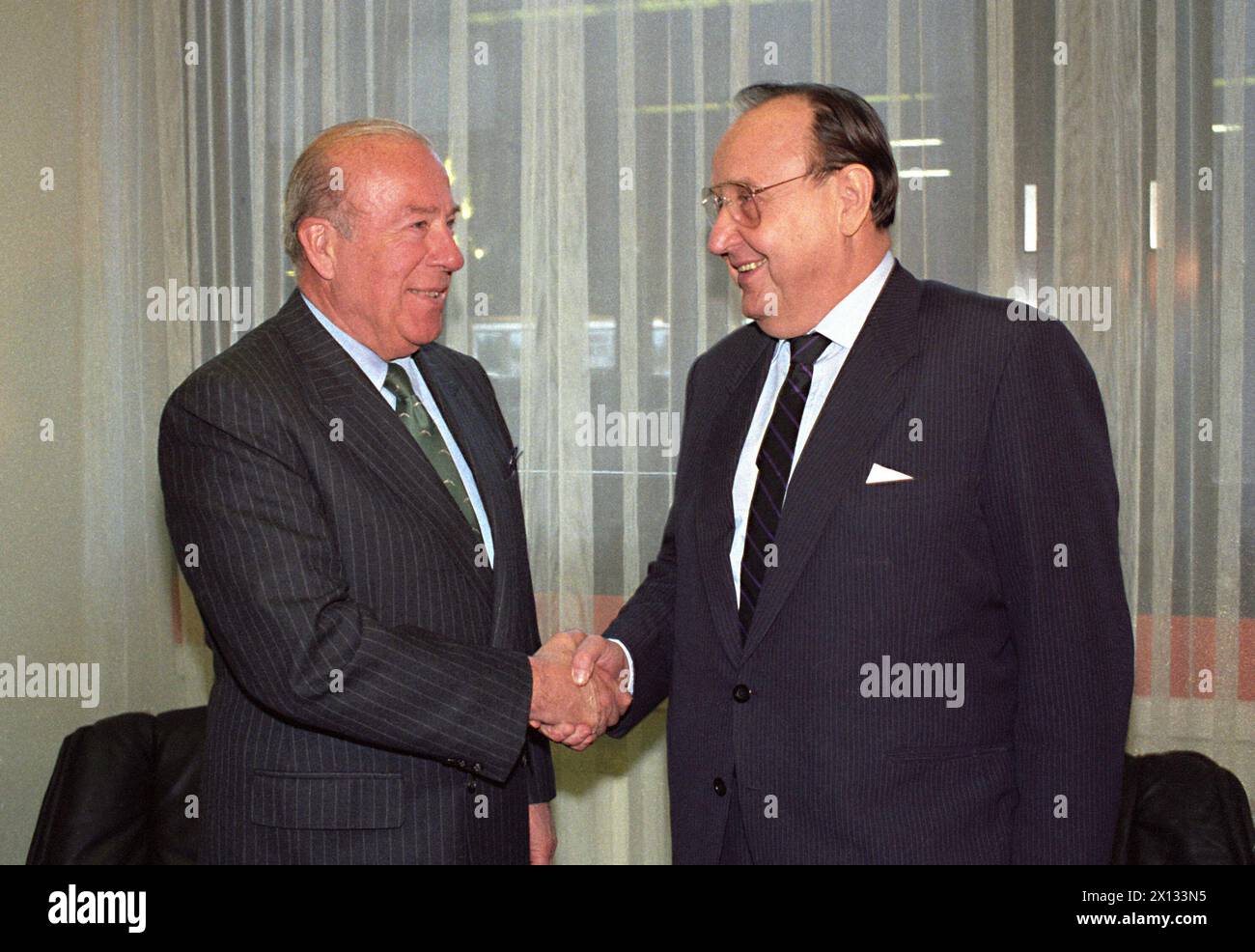 Vienna on January 17th 1989: Meeting of George Shultz (l.), US-state ...