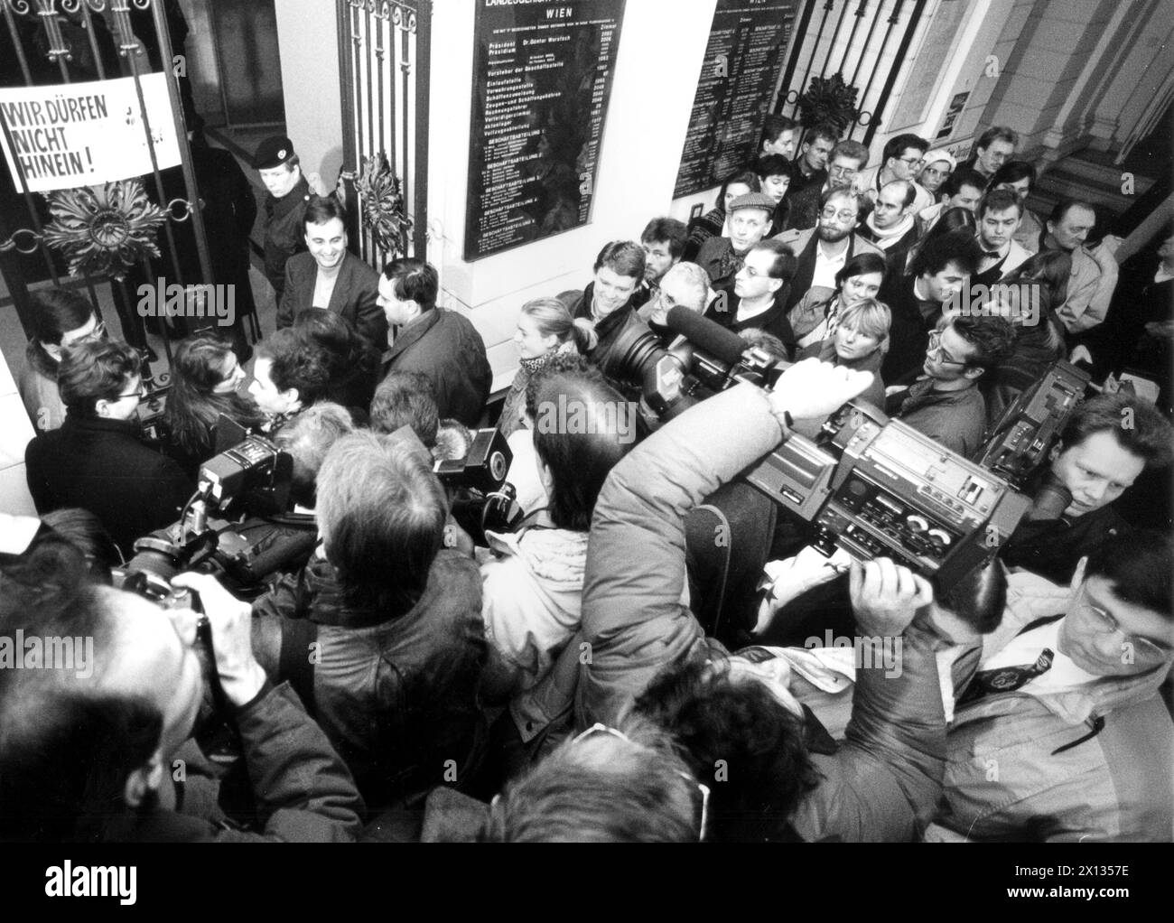 Vienna on January 30th 1990: Heaps of photographers and cameramen are ...