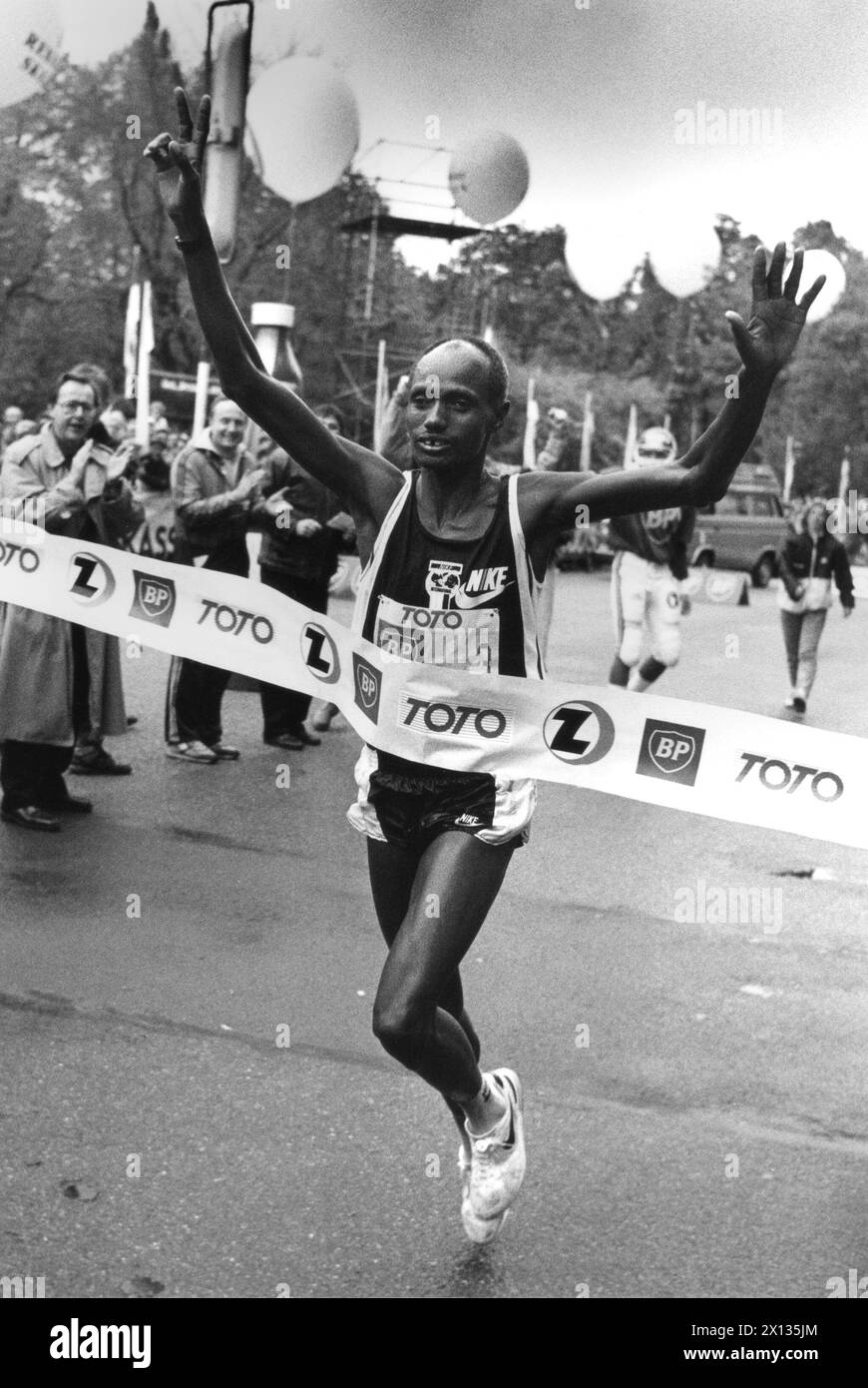 7th Vienna Spring Marathon on April 22nd 1990. In the picture: Gidamis ...