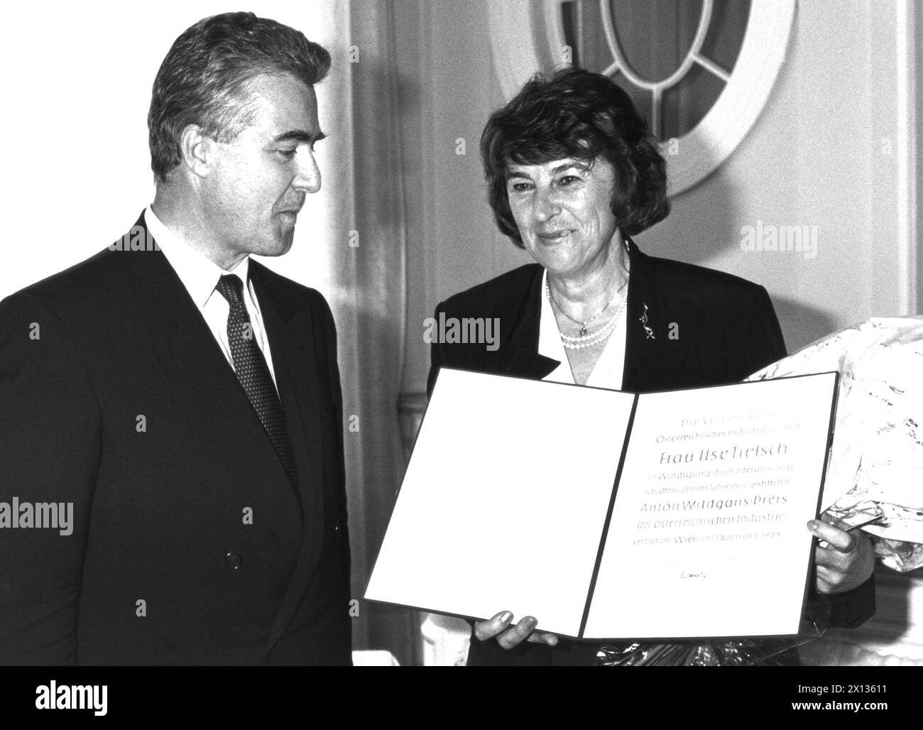 Vienna on May 10th 1990: Author Ilse Tielsch (r.) won the 'Anton ...