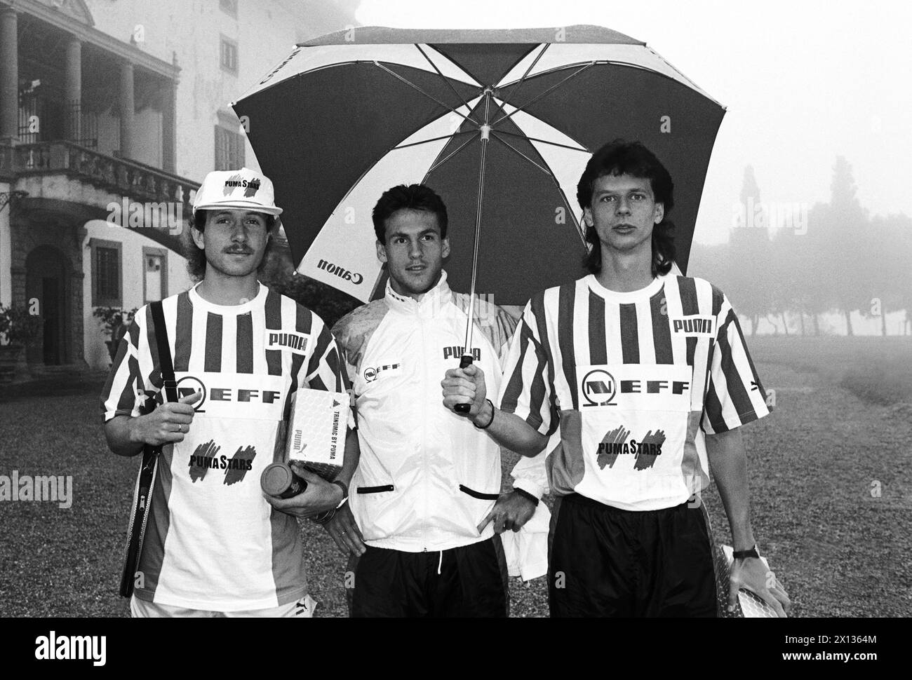 Team group football 1990 hi-res stock photography and images - Alamy