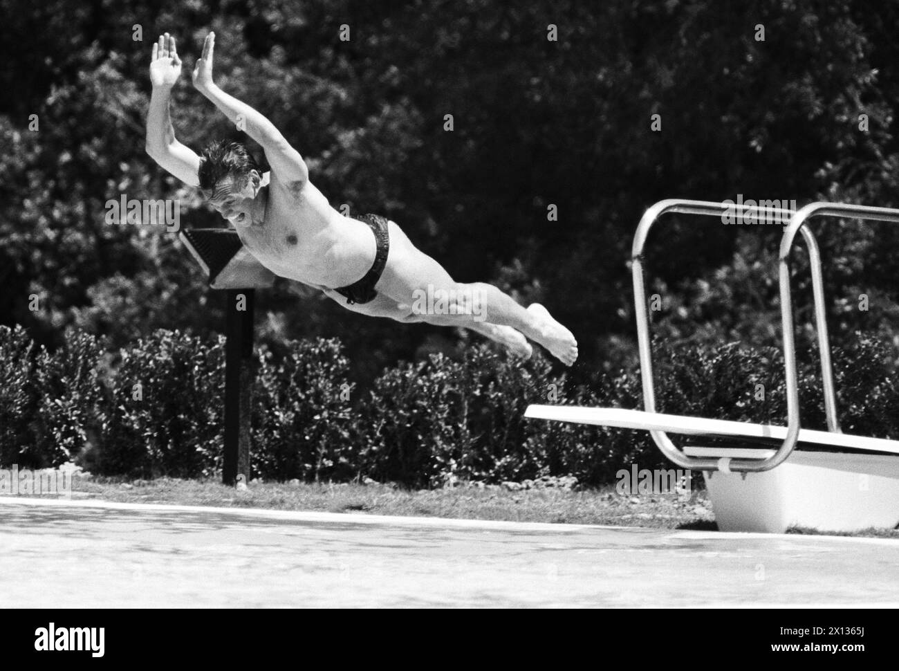 Football World Championship 1990: Michael Streiter refreshes himself in ...