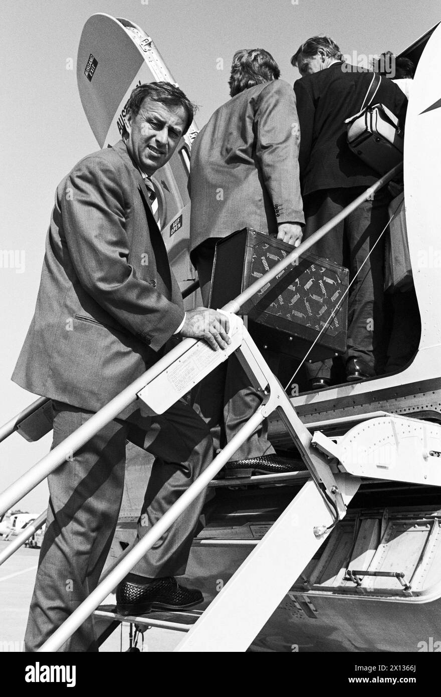 Team of people 1990 Black and White Stock Photos & Images - Alamy