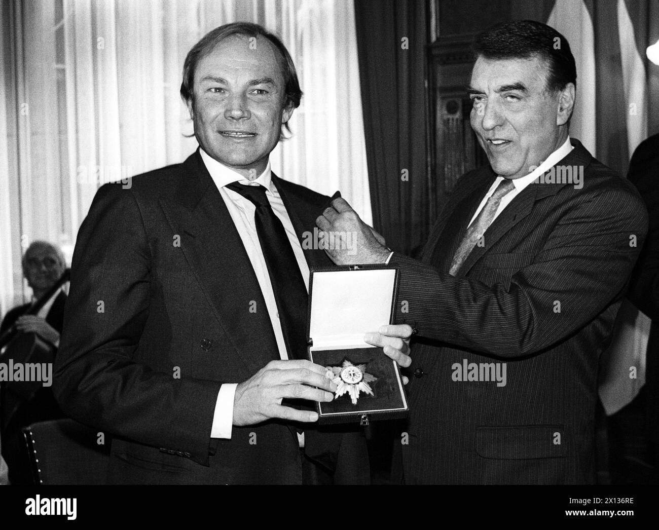 Vienna on October 1st 1990: Vienna's mayor Helmut Zilk (r.) hands over ...