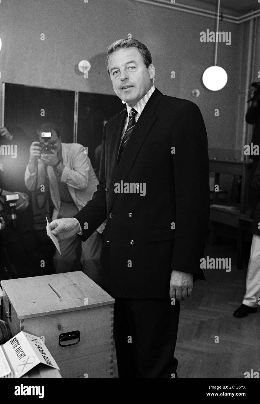 Austrian Chancellor Franz Vranitzky casting his vote for the elections ...
