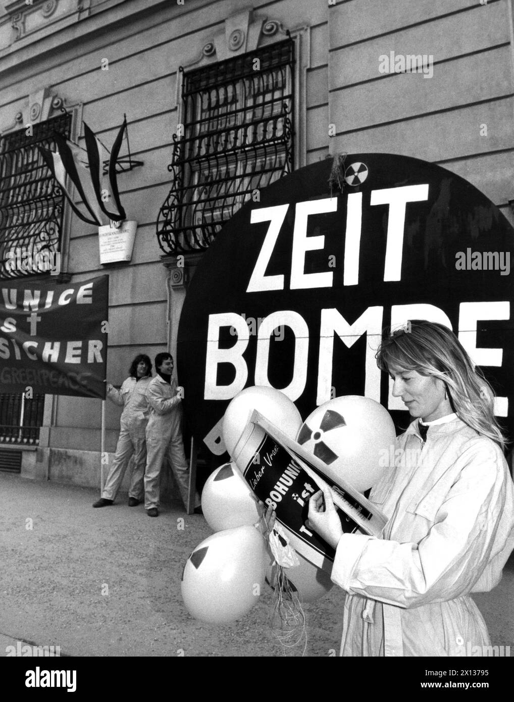 Atomic movements hi-res stock photography and images - Alamy