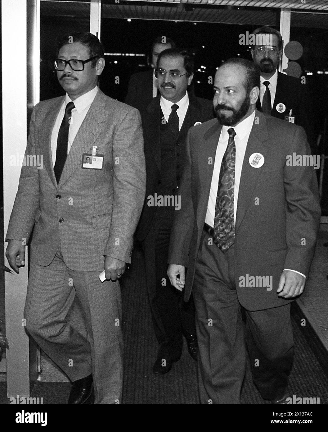 The Kuwait Oil Minister Salem Al Ameeri (r.), arrives on 11 December ...