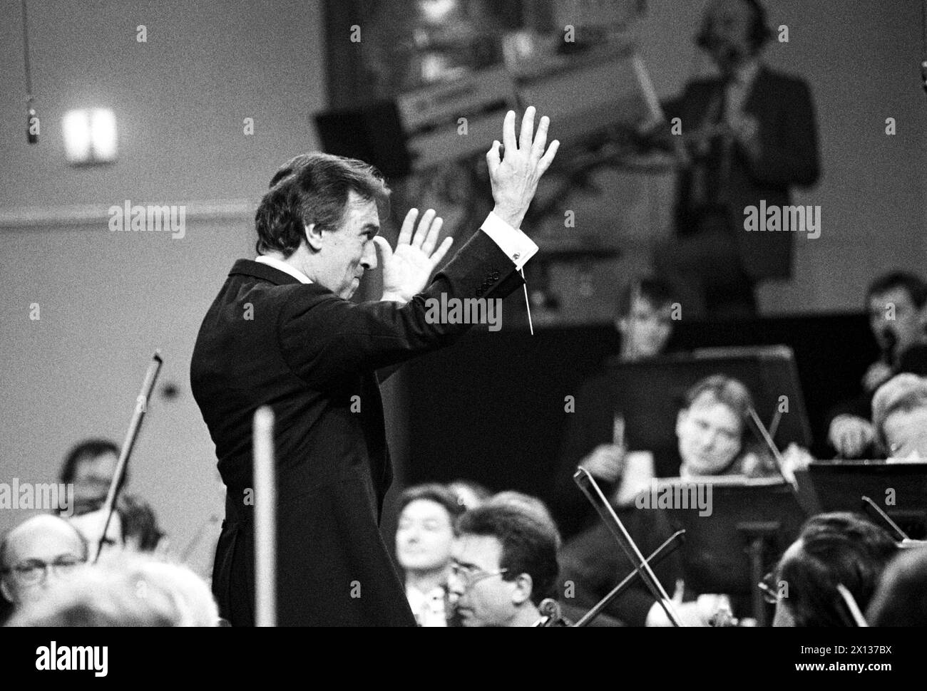 Claudio Abbado (picture) leads the pre-premiere of the New Years ...