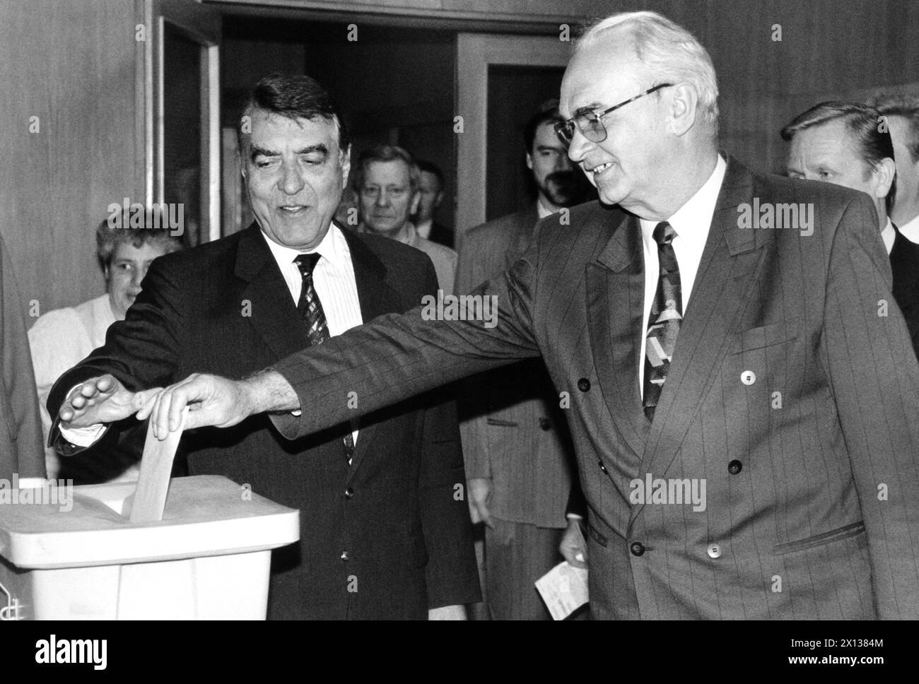 Vienna on May 14th 1990: Start of the public opinion poll on EXPO 1995 ...
