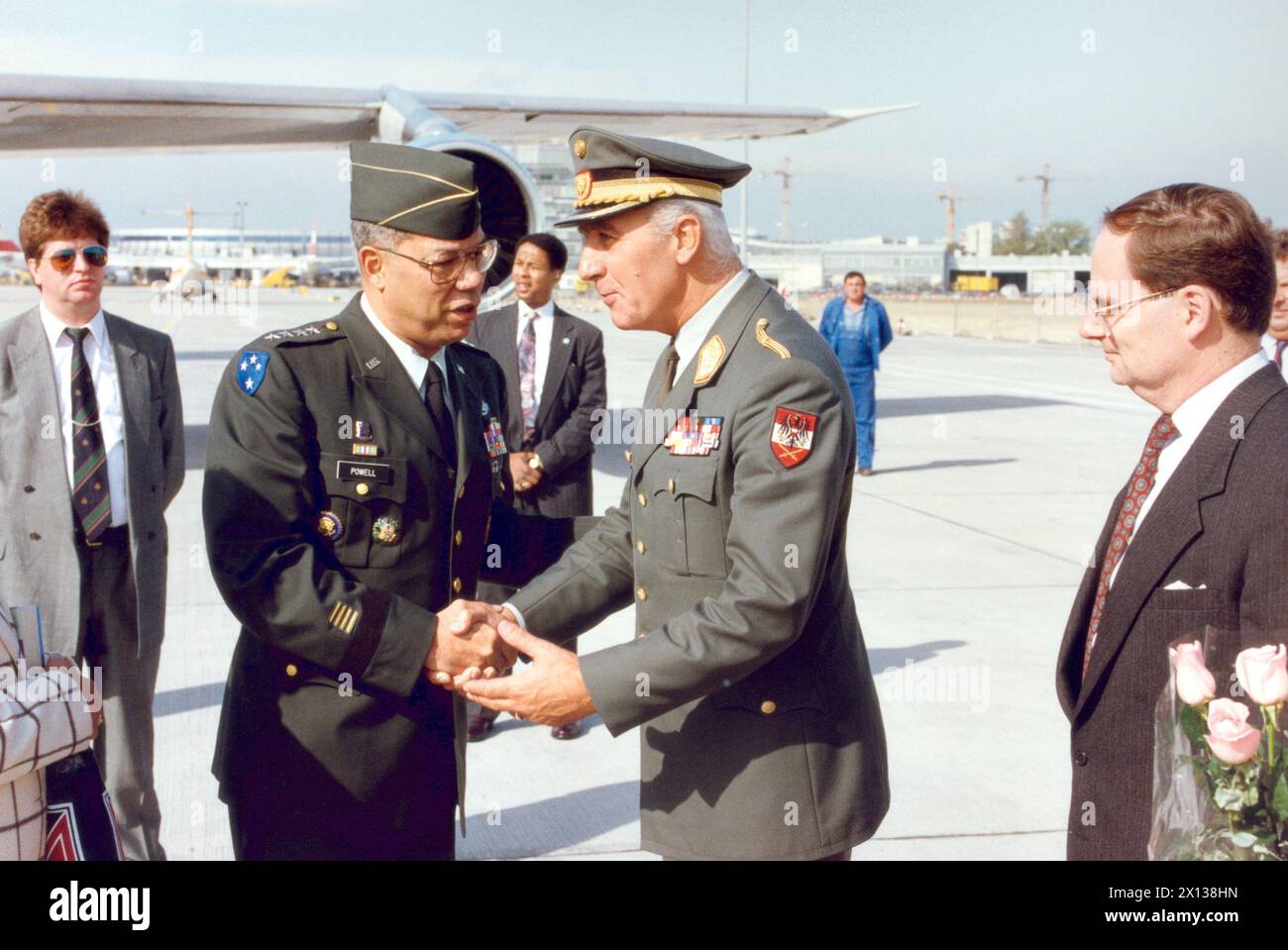 Vienna on October 13th 1991: US General Colin I. Powell (l.) arrives in ...