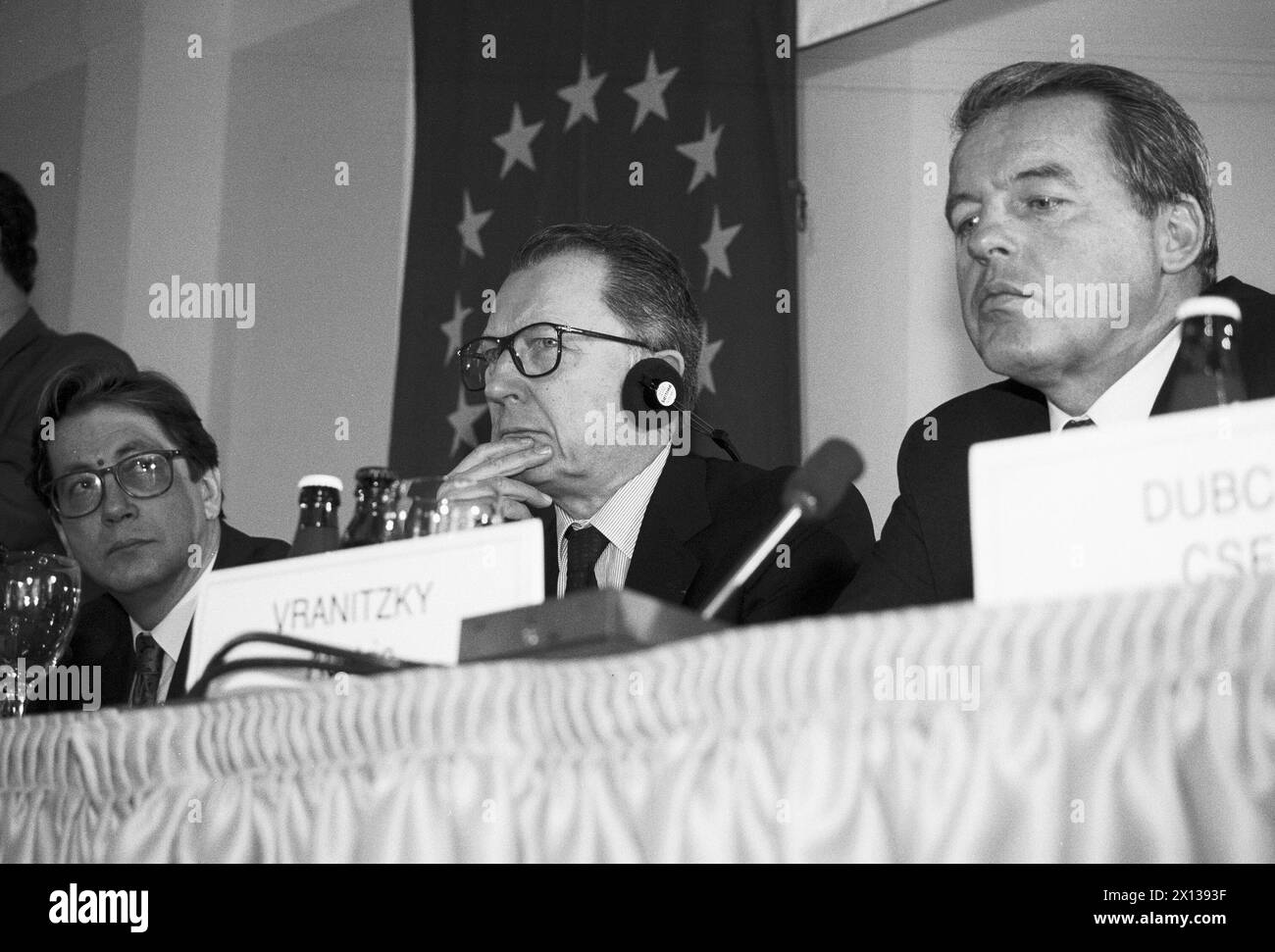 Austrian Minister of Finance Ferdinand Lacina (l), Jaques Delors ...
