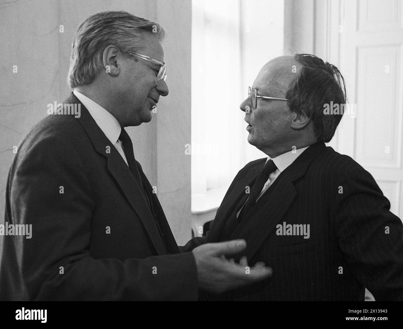 OEVP party chairman Erhard Busek (l.) talking to Peter Jankowitsch ...