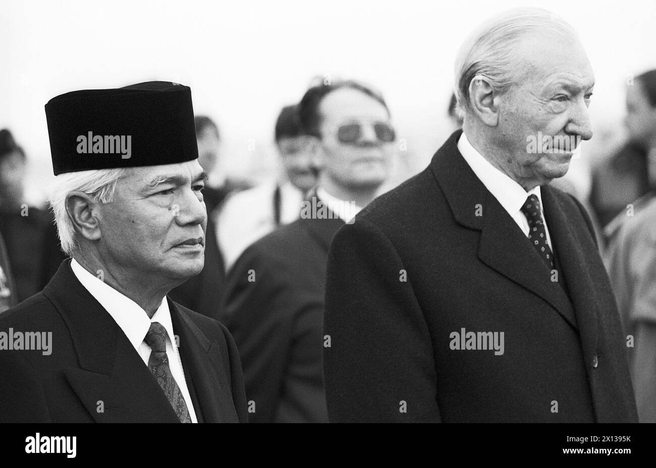 Sultan Azlan Shah (l), king of Malaysia, and Austrian president Kurt ...