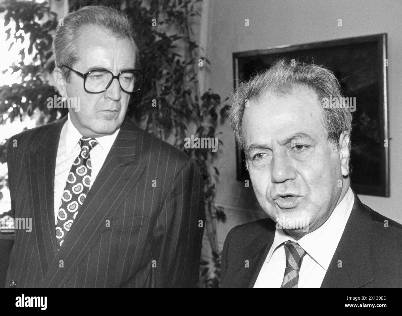 Austria: Foreign minister Alois Mock (l.) and PLO-foreign minister ...