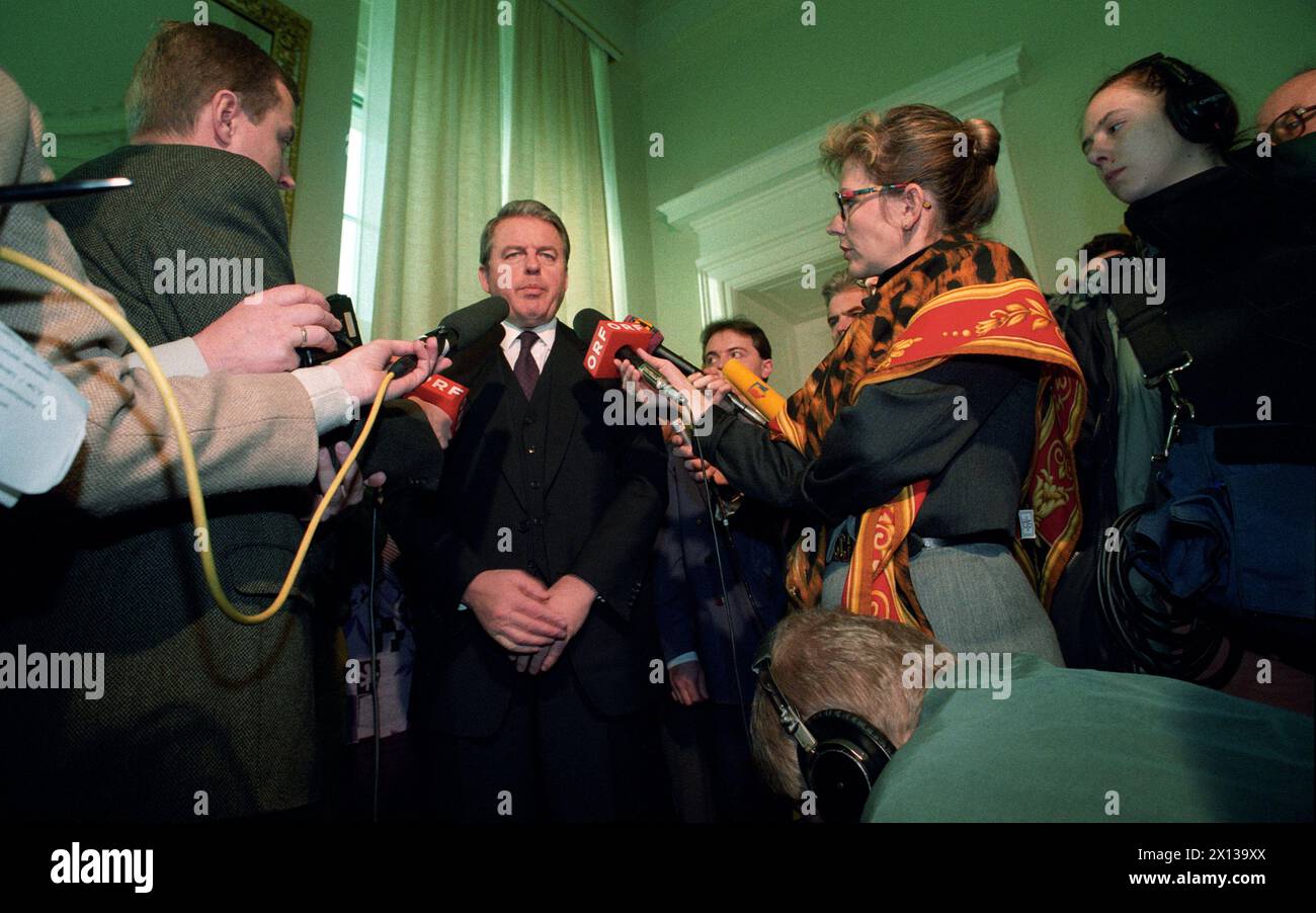Austrian Federal Chancellor Franz Vranitzky is talking to journalists ...
