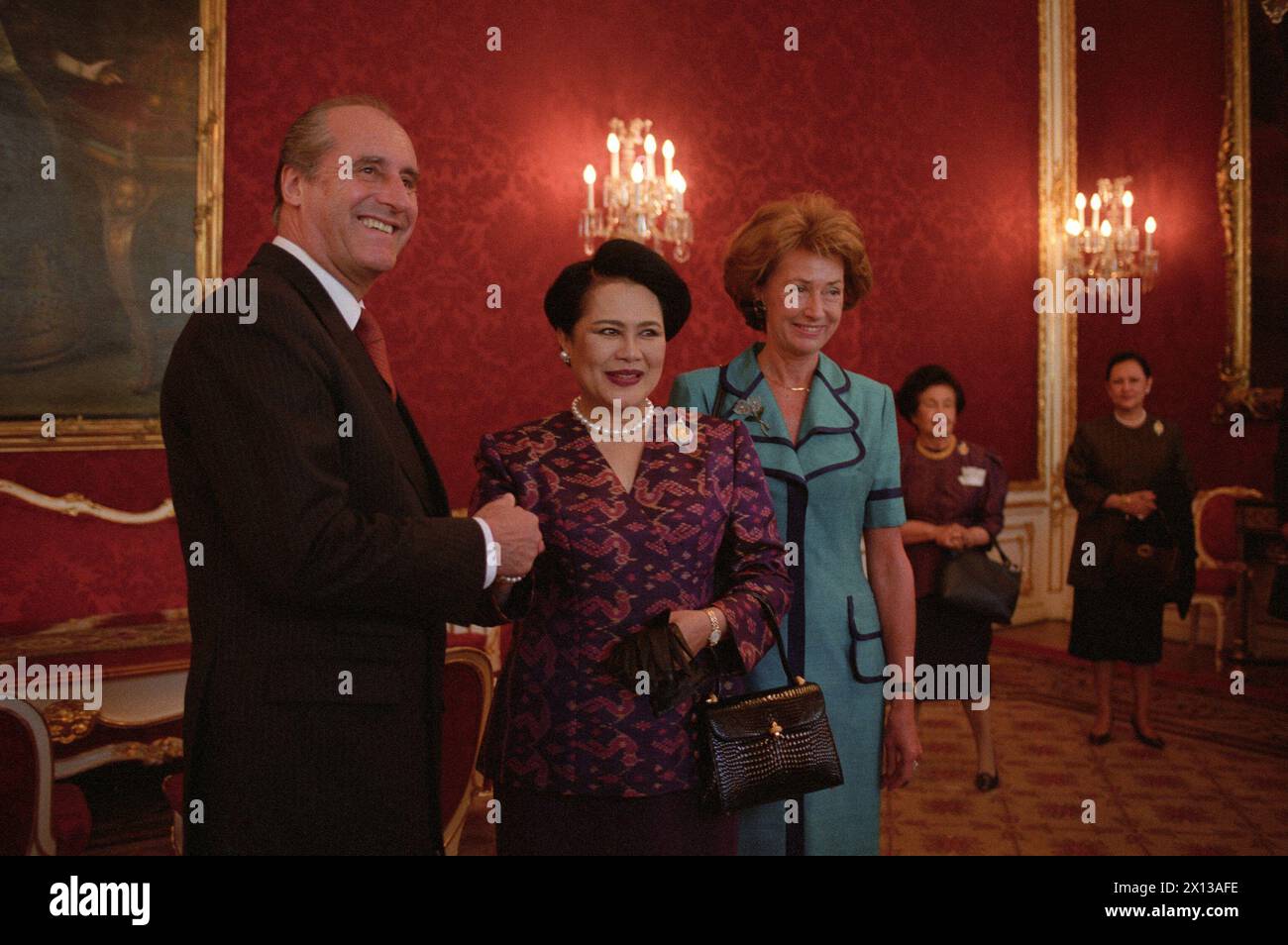 Vienna on 1 June 1993: Austria's Federal President Thomas Klestil (l.) welcomes Queen Sirkit (c ...