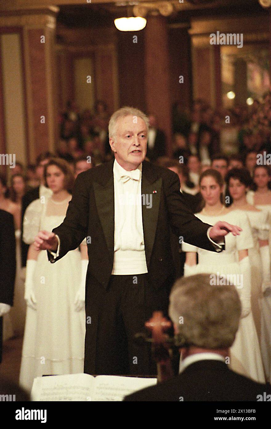Carlos Kleiber conducting the Viennese Philharmonic Orchestra at the ...