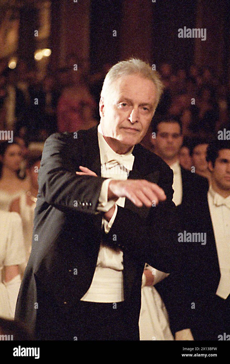Carlos Kleiber, conducting the Viennese Philharmonic Orchestra at the ...