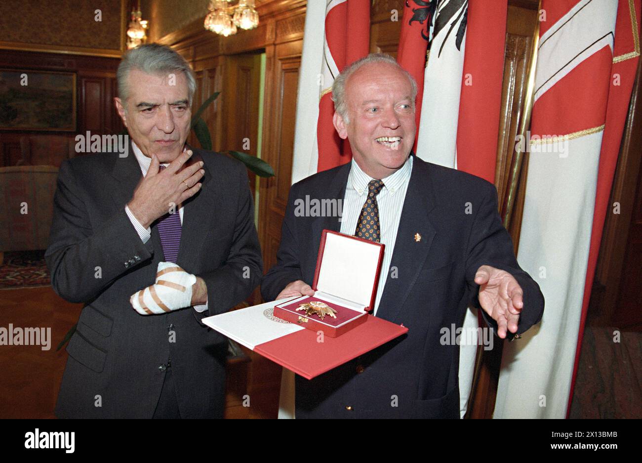 Vienna on February 22nd 1994: ORF-Secretary General Kurt Bergmann (r ...