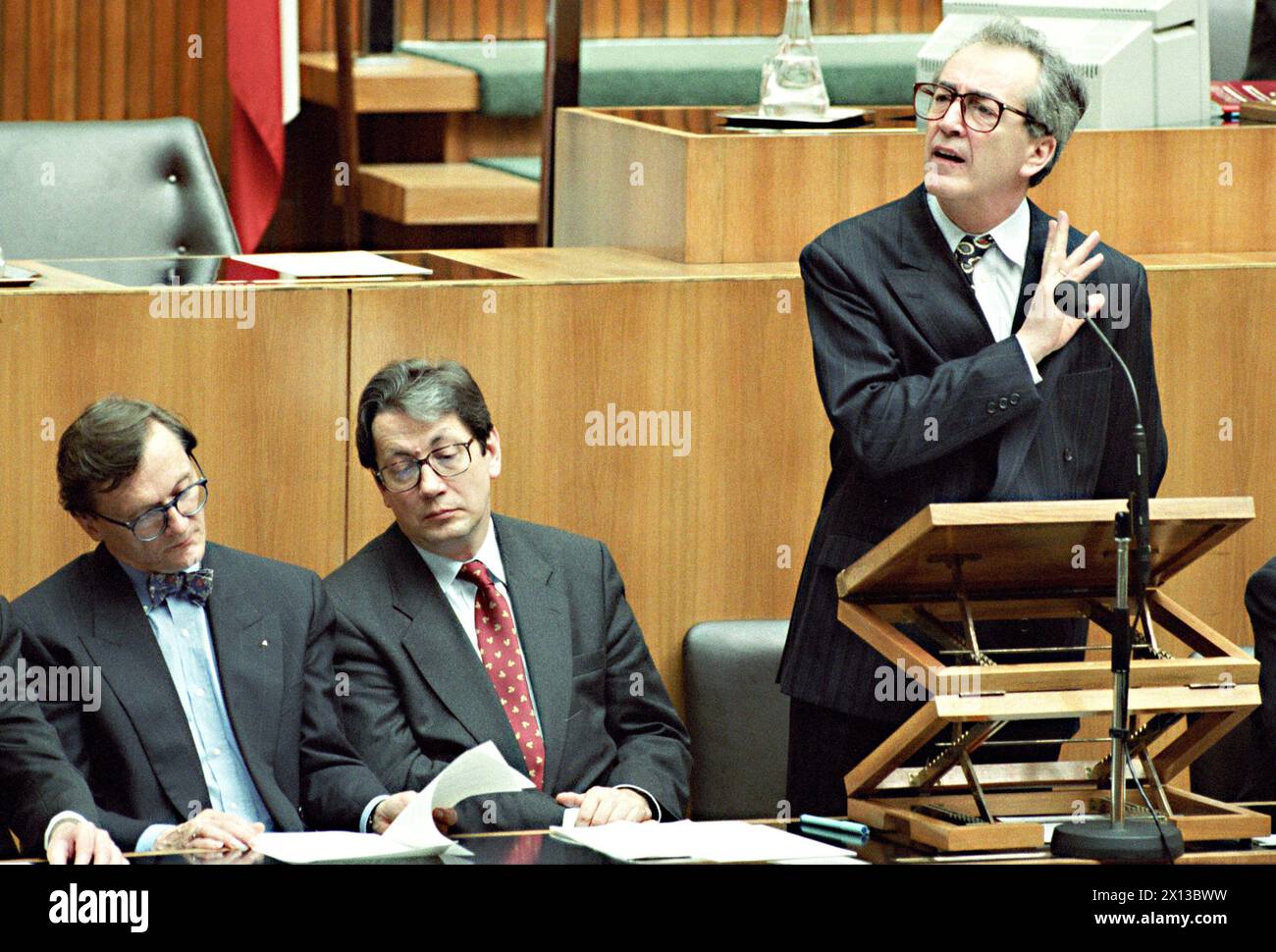 Vienna on March 2nd 1994: Foreign minister Alois Mock (r., OEVP) orates ...