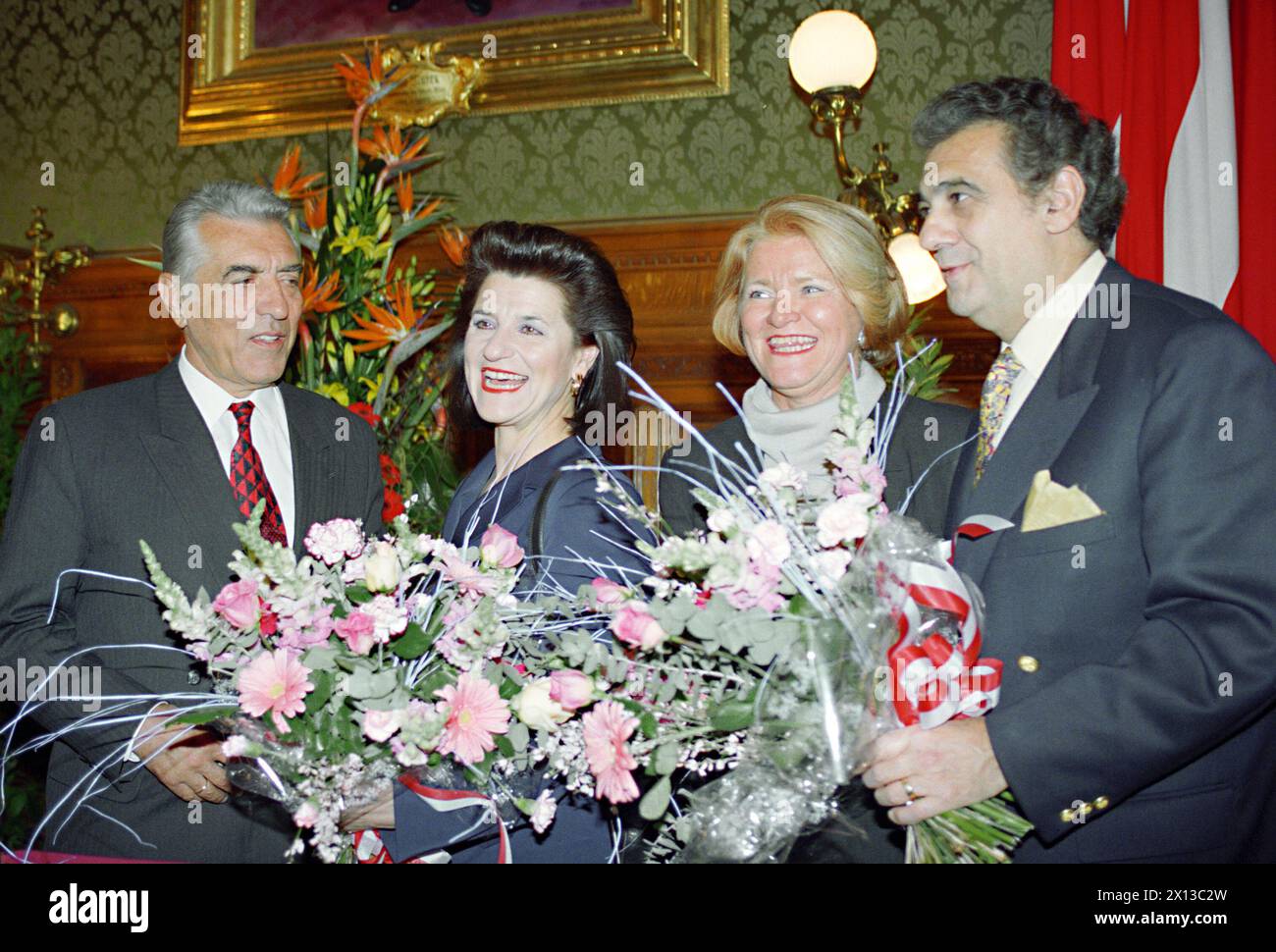 Vienna on April 13th 1994: Mayor Helmut Zilk presents the opera stars ...