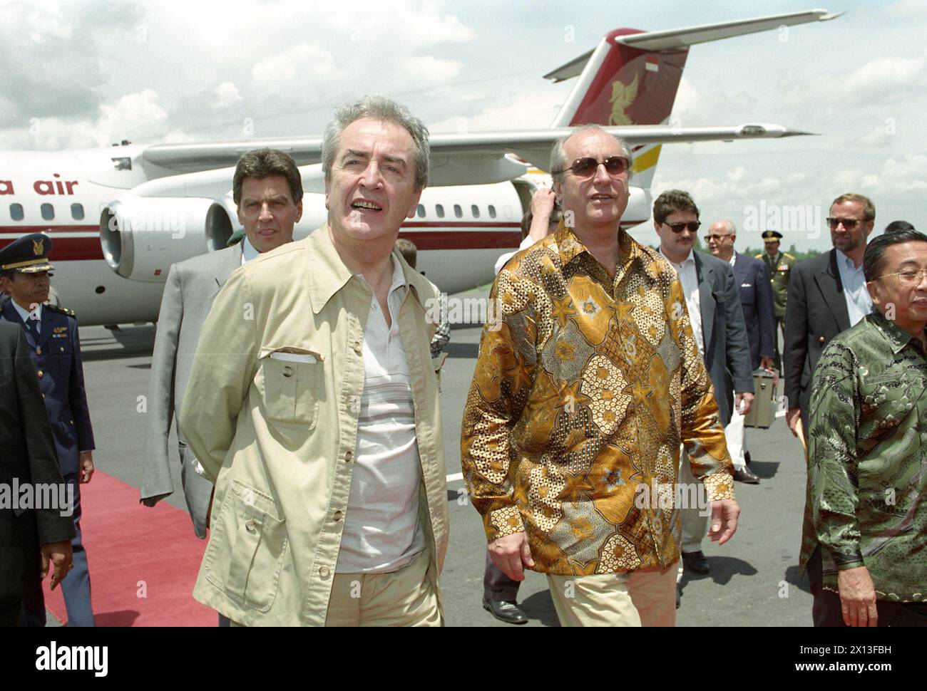 The arrival of the Austrian Federal President Thomas Klestil (R) and ...