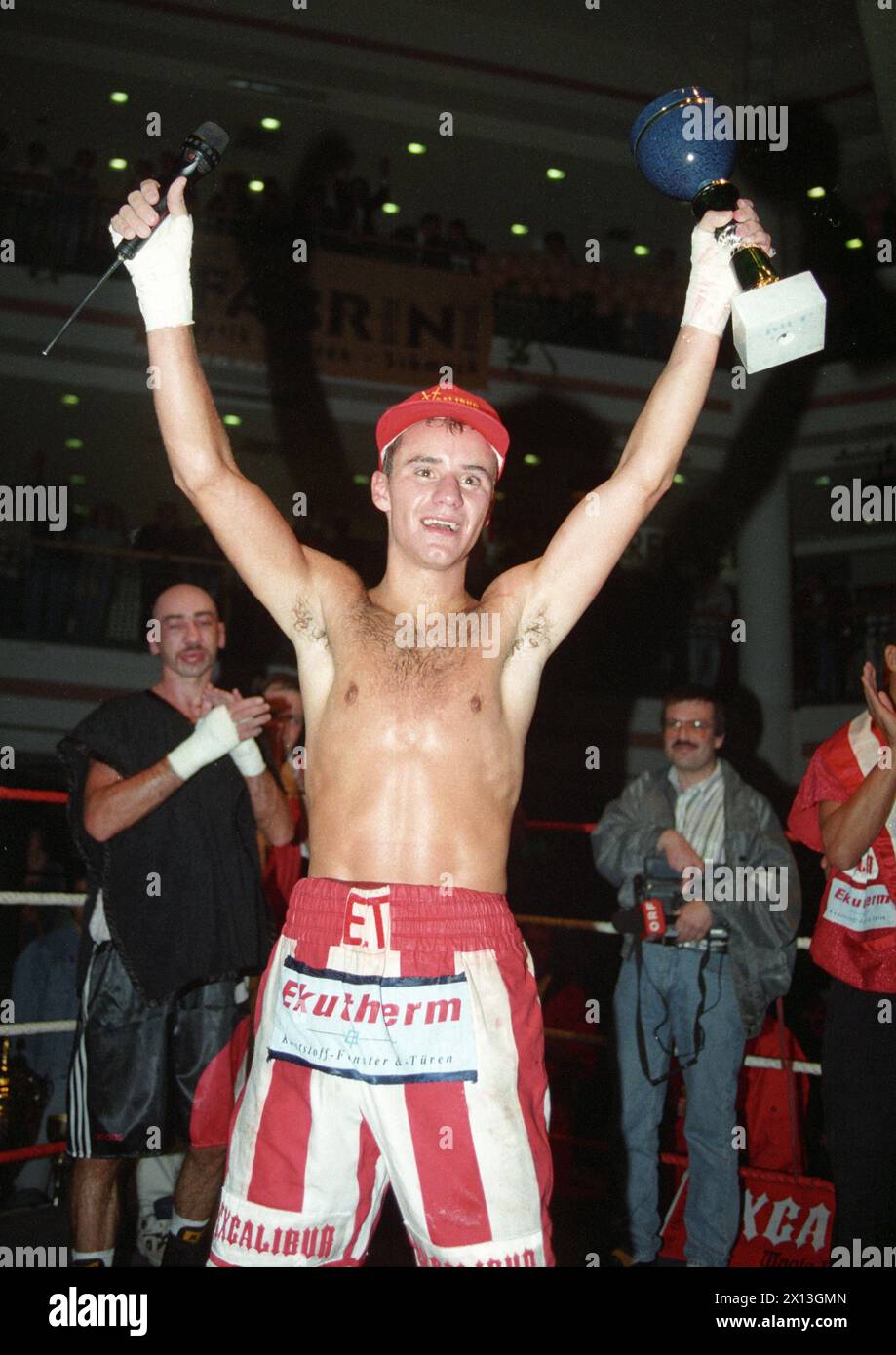 Vienna, Boxing on October 8th 1995 in the Lugner Shopping City. In the ...