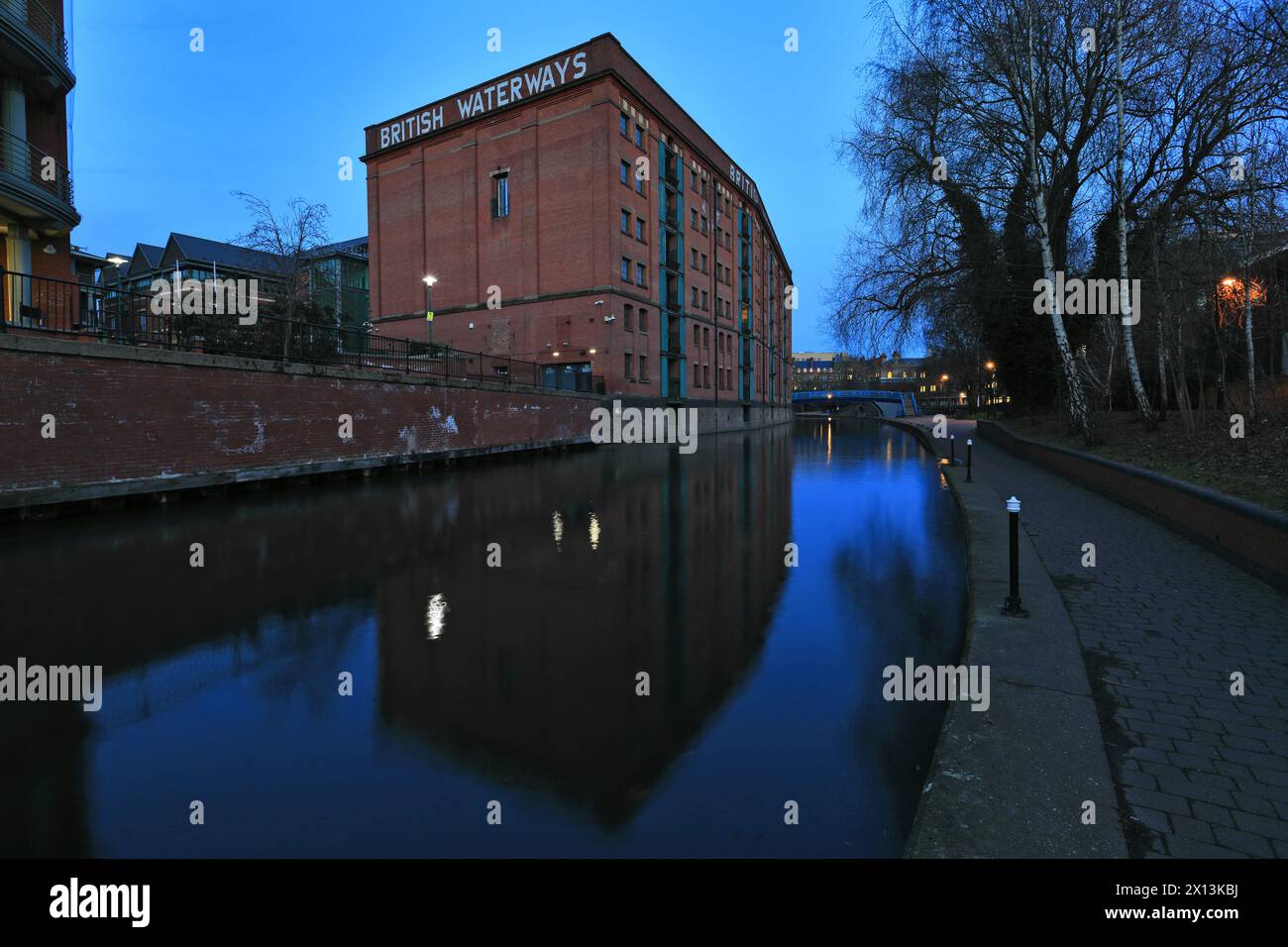 British waterways building canal hi-res stock photography and images ...