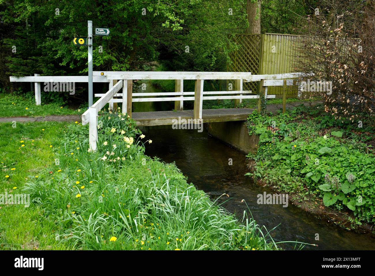 A wooden footbridge over a stream on The Viking Way Stock Photo - Alamy
