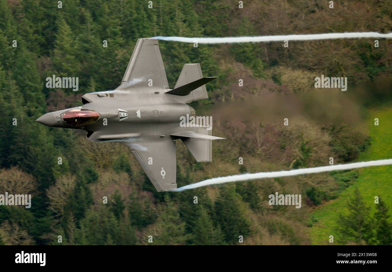 USAF F-35A Lightning II "Horjn" flight from RAF Lakenheath 495th ...